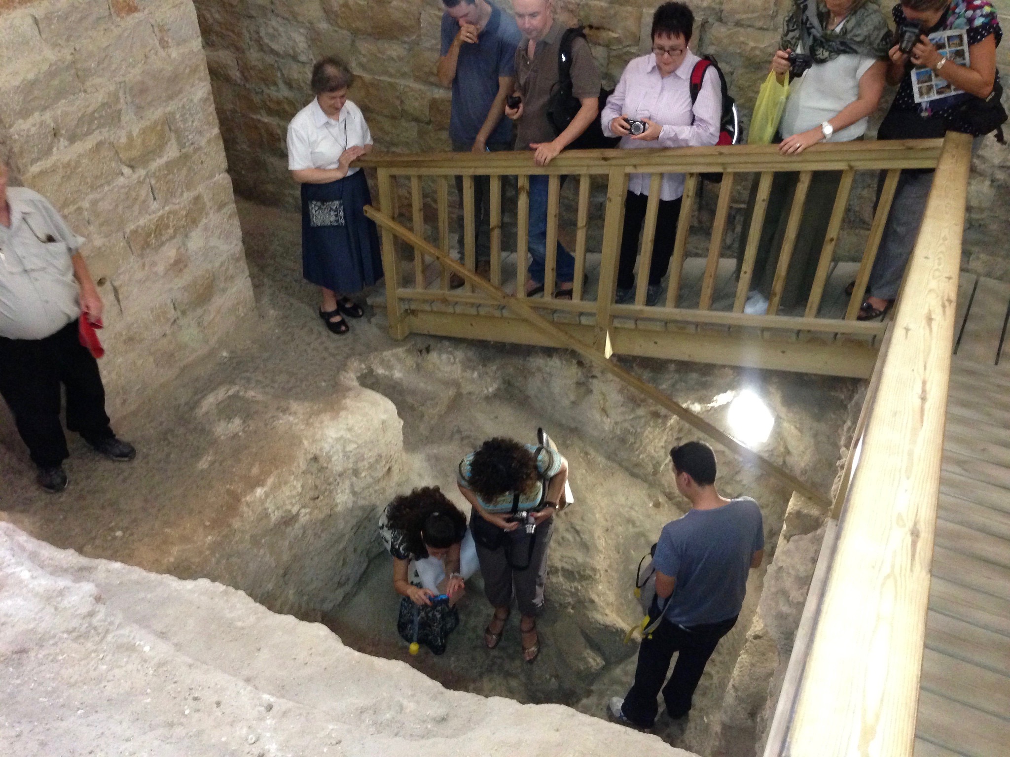Access to the venerated burial cave (© Gregory Jenks) « See The Holy Land