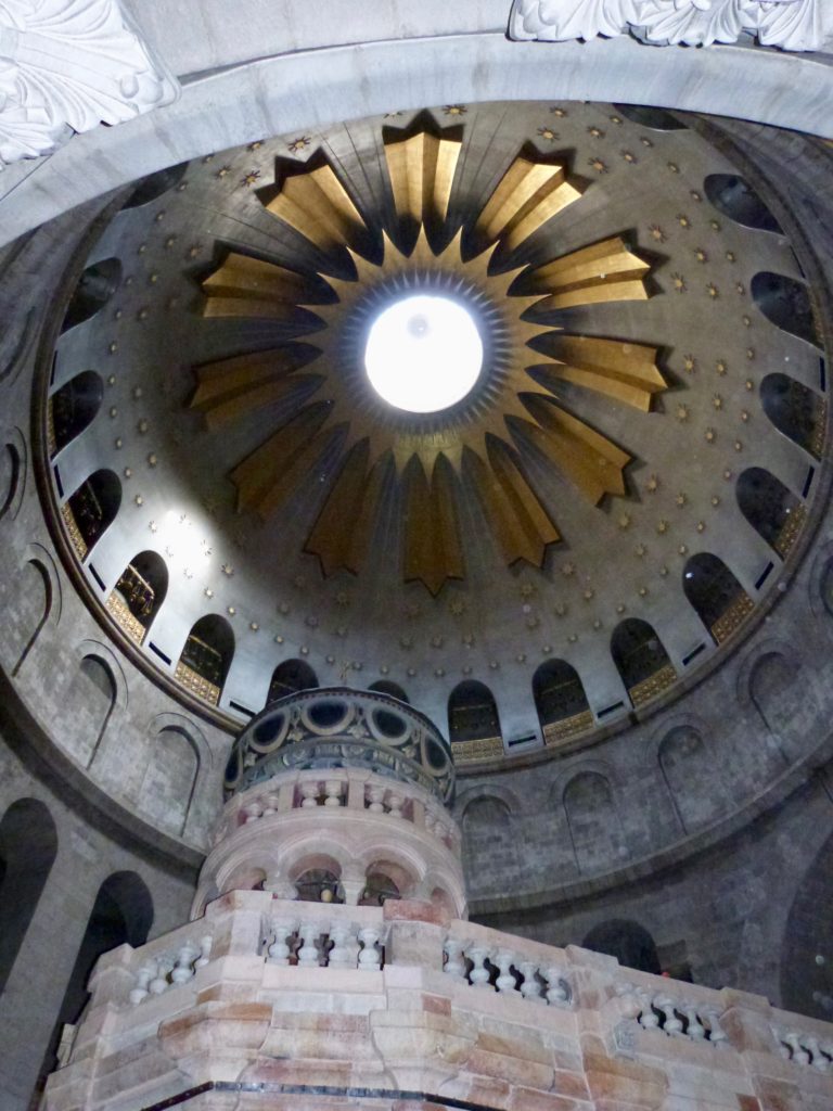 Top of edicule, below the dome’s starburst of 12 rays of light ...